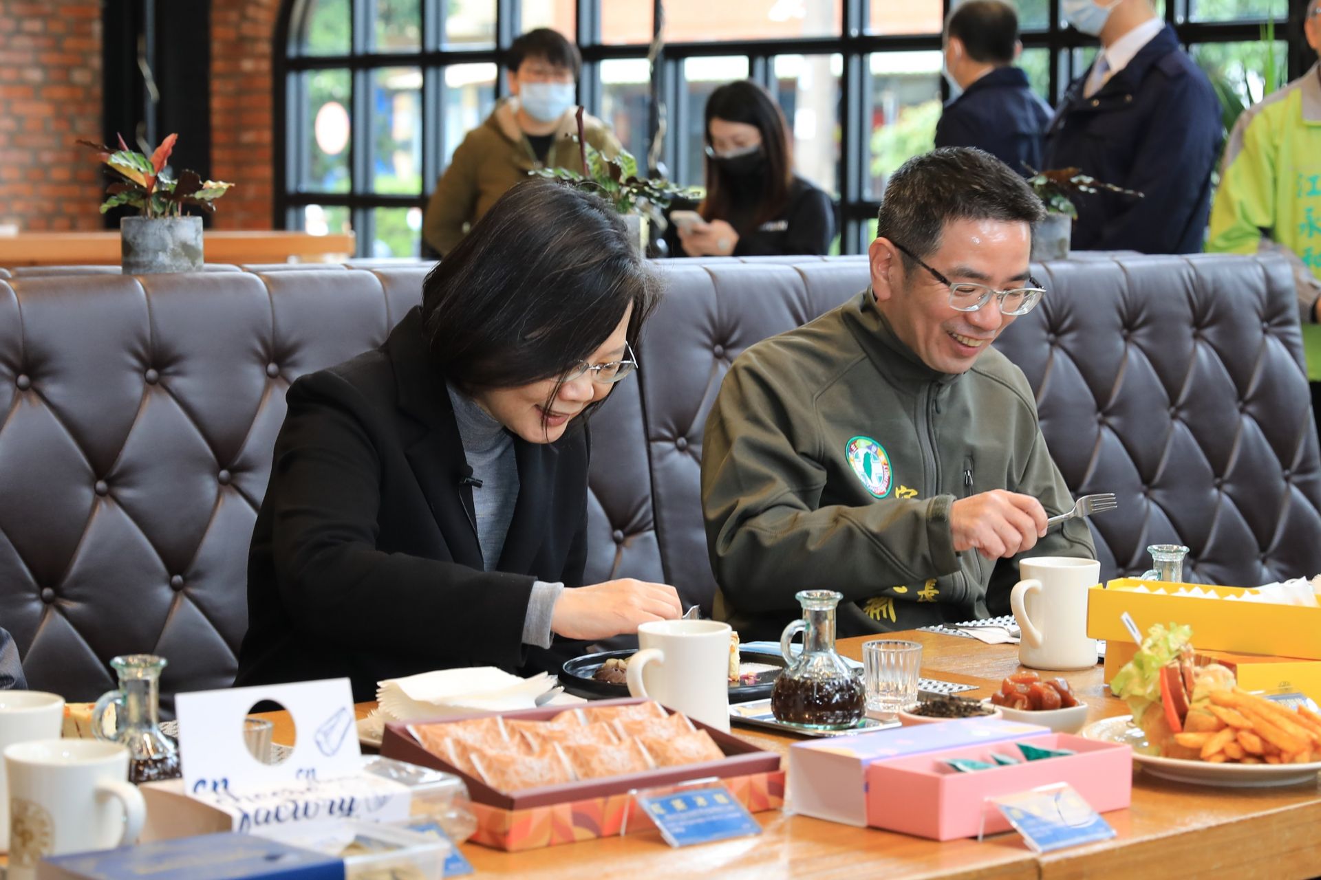 【記者趙奇濤 譚杰宜蘭採訪報導】 總統蔡英文新年度首訪宜蘭,今天(18)上午首先到冬山鄉蘭陽大興振安宮參拜,隨即轉往超品起司烘焙工坊參訪及與