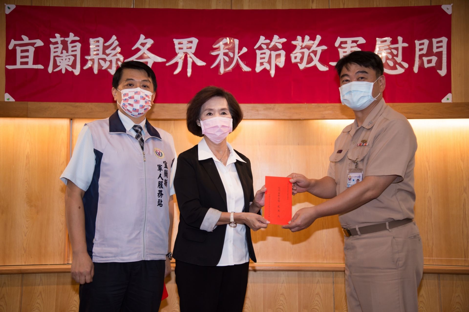 【記者趙奇濤 譚杰宜蘭採訪報導】中秋節將至,林姿妙縣長今日8向駐地官兵致贈中秋節加菜金,向駐軍表達慰問及敬意,並預祝所有國軍官兵們中秋節