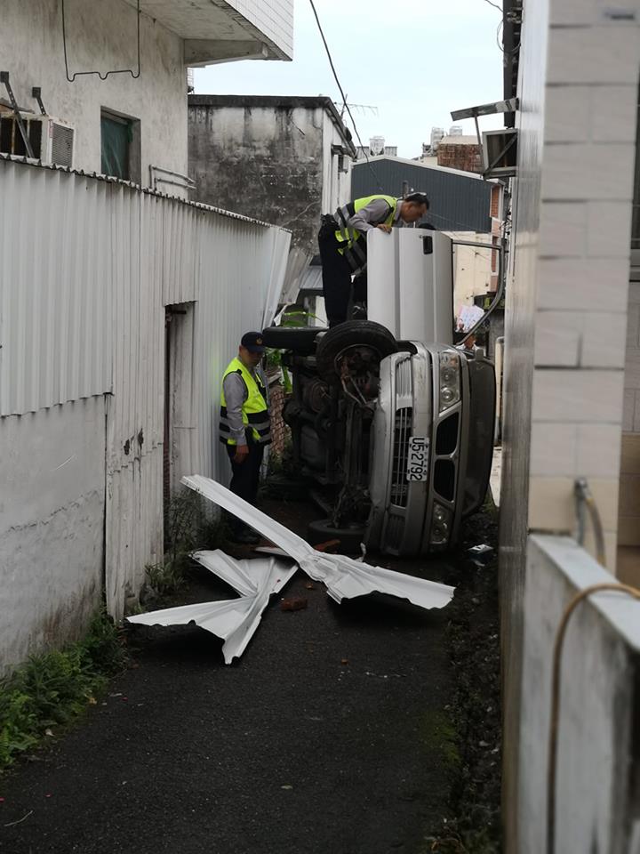 【記者譚杰礁溪報導】 中午十二時許，在礁溪龍潭三皇路與永興街附近的一條小巷中，傳來一聲巨響，民眾聞聲趕來，一輛白色自小客車自撞呈45度翻覆