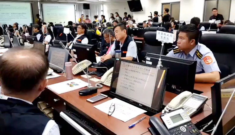 【記者趙奇濤／宜蘭報導】 強烈颱風利奇馬來襲，加上發生六級地震，宜蘭縣今天清晨成立一級災害應變中心，指揮官林姿妙縣長並於8日上午8 時主持第一