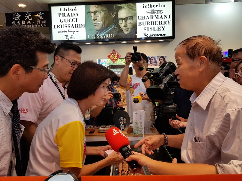 【記者趙奇濤／宜蘭報導】 宜蘭縣林姿妙縣長今（10）日到宜蘭市辰和眼鏡行巡視，實際關心長輩的配鏡情形，同時也感謝縣內眼鏡行的合作和付出，大家