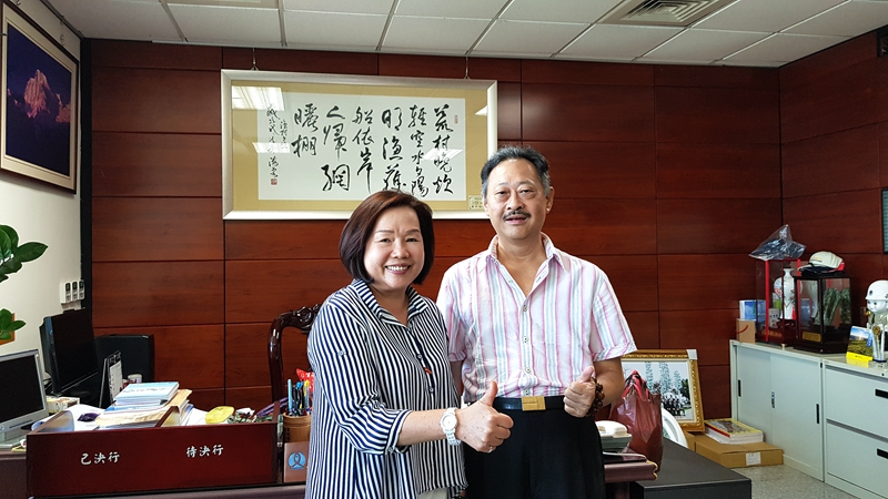 【記者譚杰、趙奇濤／頭城報導】 宜蘭縣前頭城鎮長陳秀暖，接任頭城區漁會總幹事之後，其座位後方的牆面一直空著，書法大師陳玨霖（海容居士）贈送了一