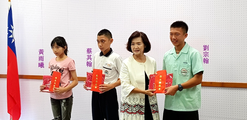 【記者趙奇濤／宜蘭報導】 宜蘭縣長林姿妙縣長今4日在縣務會議上，公開表揚宜蘭縣榮獲總統教育獎的3位學生，分別是吳沙國中的「輕艇好手」劉宗翰