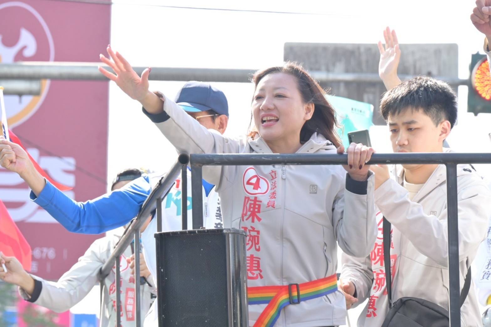 柯P又來了 選前阿北.陳琬惠車隊宜蘭羅東掃街並與鄉親拍照 | 葛瑪蘭新聞網